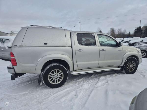Grey Toyota Hilux 2014 in Siauliai, with an engine capacity of 3.00 L and mileage of 236 thousand km for 14450 €, photo 5 on AUTOMOTO.COM.LV