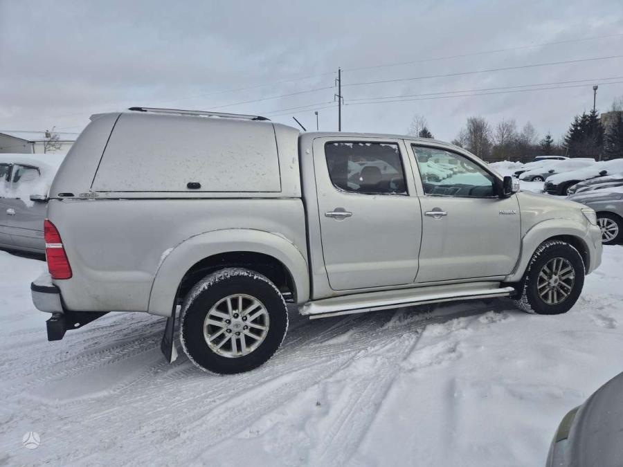 Grey Toyota Hilux 2014 in Siauliai, with an engine capacity of 3.00 L and mileage of 236 thousand km for 14450 €, photo 5 on AUTOMOTO.COM.LV