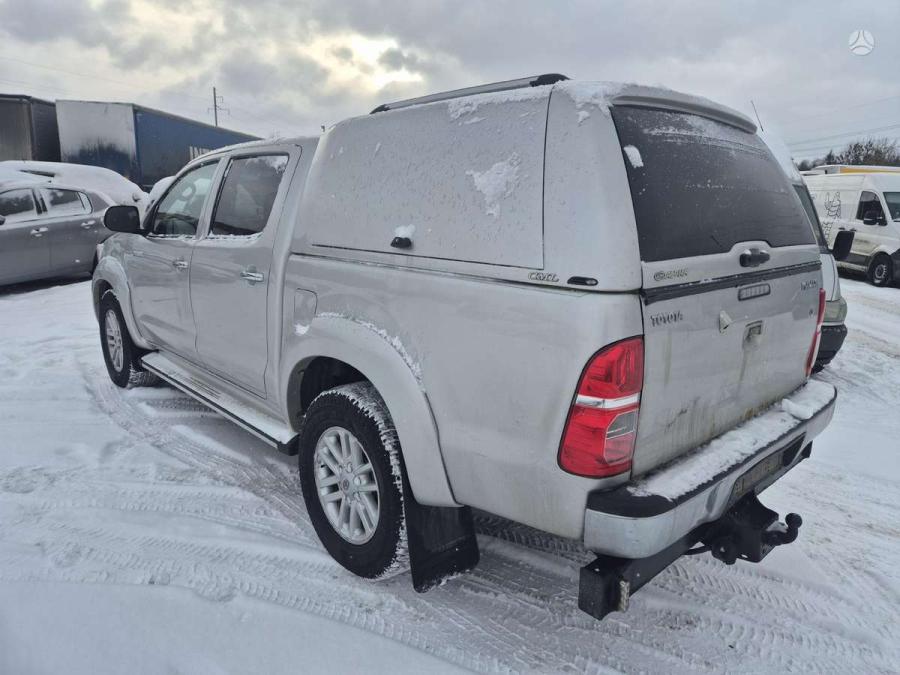 Grey Toyota Hilux 2014 in Siauliai, with an engine capacity of 3.00 L and mileage of 236 thousand km for 14450 €, photo 6 on AUTOMOTO.COM.LV