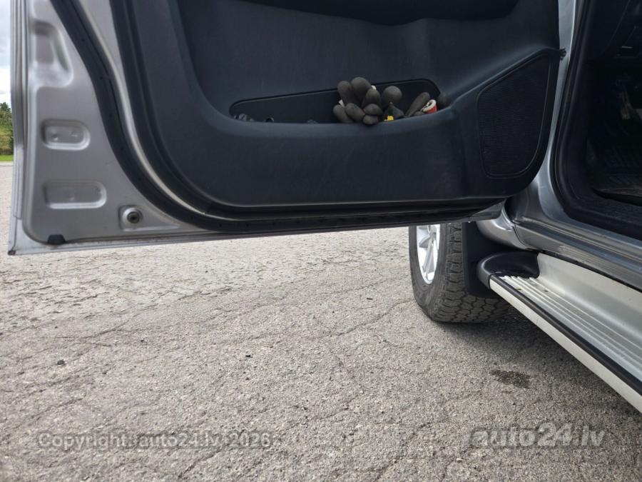 Pelēks Toyota Hilux 2015 Rakvere, ar dzinēja tilpumu 2.50 L un nobraukumu 288 tūkst. km par 18300 €, foto 6 vietnē AUTOMOTO.COM.LV