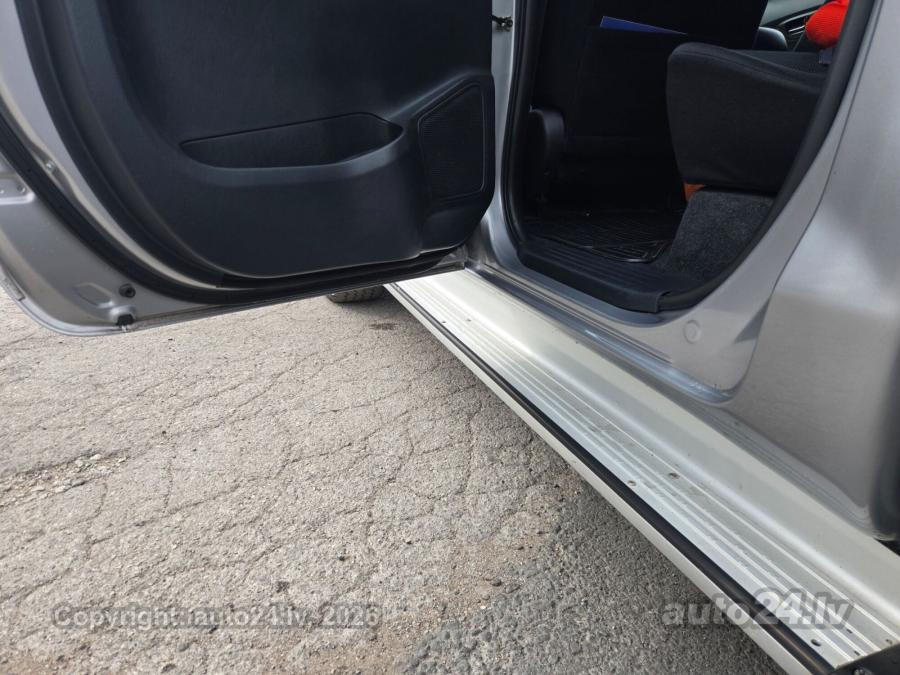 Pelēks Toyota Hilux 2015 Rakvere, ar dzinēja tilpumu 2.50 L un nobraukumu 288 tūkst. km par 18300 €, foto 7 vietnē AUTOMOTO.COM.LV