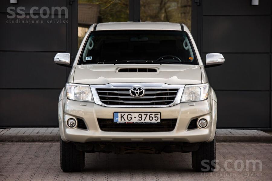 Grey Toyota Hilux 2016 in Riga, with an engine capacity of 3.00 L and mileage of 0 thousand km for 16300 €, photo 2 on AUTOMOTO.COM.LV