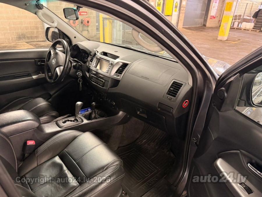 Grey Toyota Hilux 2016 in Tallinn, with an engine capacity of 3.00 L and mileage of 139 thousand km for 27000 €, photo 11 on AUTOMOTO.COM.LV