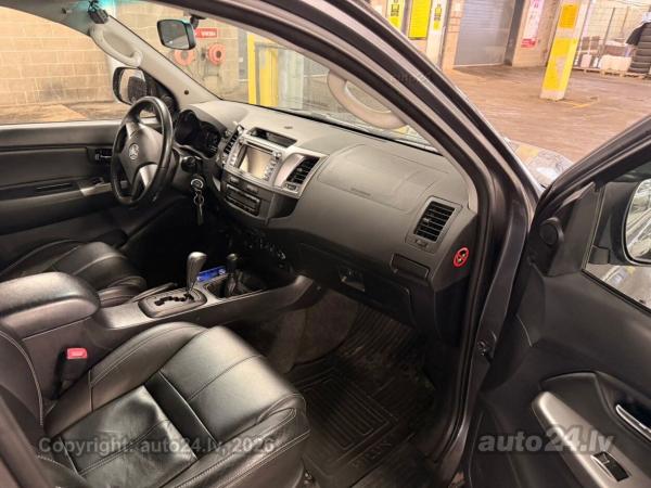 Pelēks Toyota Hilux 2016 Tallina, ar dzinēja tilpumu 3.00 L un nobraukumu 139 tūkst. km par 27000 €, foto 11 vietnē AUTOMOTO.COM.LV