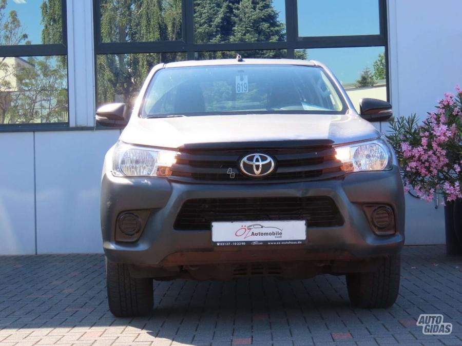 Grey Toyota Hilux 2020 in Kaunas, with an engine capacity of 2.40 L and mileage of 28 thousand km for 24735 €, photo 2 on AUTOMOTO.COM.LV