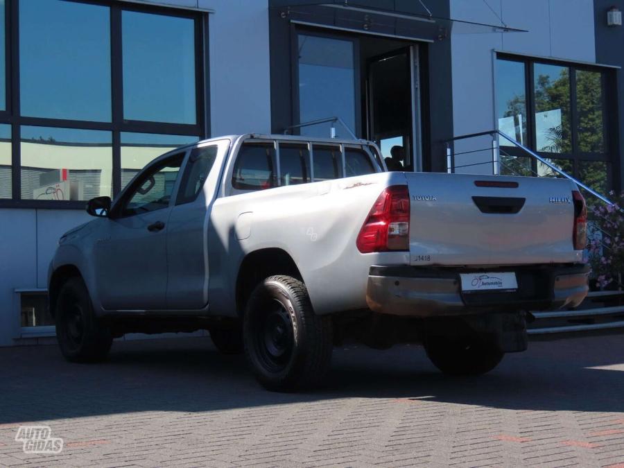 Grey Toyota Hilux 2020 in Kaunas, with an engine capacity of 2.40 L and mileage of 28 thousand km for 24735 €, photo 5 on AUTOMOTO.COM.LV