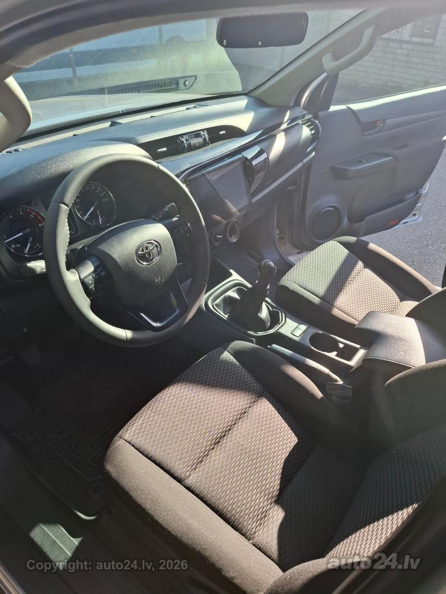 Pelēks Toyota Hilux 2022 Tallina, ar dzinēja tilpumu 2.40 L un nobraukumu 91 tūkst. km par 41000 €, foto 13 vietnē AUTOMOTO.COM.LV