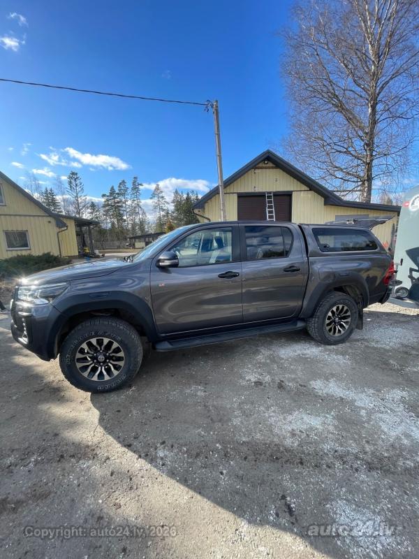 Pelēks Toyota Hilux 2023 Tallina, ar dzinēja tilpumu 2.80 L un nobraukumu 100 tūkst. km par 50000 €, foto 3 vietnē AUTOMOTO.COM.LV