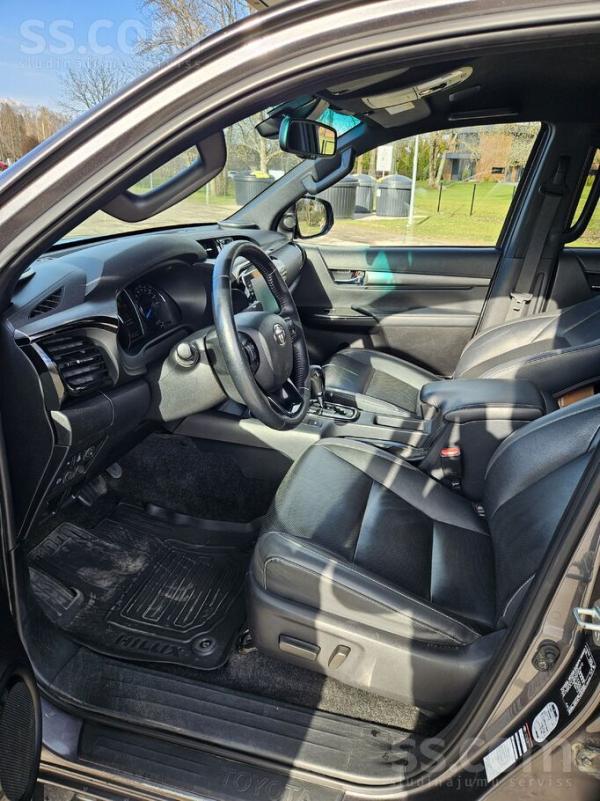 Pelēks Toyota Hilux 2023 Rīga, ar dzinēja tilpumu 2.80 L un nobraukumu 104 tūkst. km par 44950 €, foto 2 vietnē AUTOMOTO.COM.LV