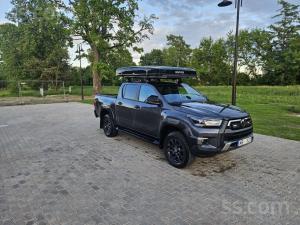 Pelēks Toyota Hilux 2023 Rīga, ar dzinēja tilpumu 2.80 L un nobraukumu 108 tūkst. km par 42350 €, foto 1 vietnē AUTOMOTO.COM.LV