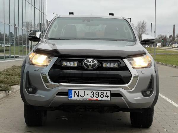 Pelēks Toyota Hilux 2023 Rēzekne, ar dzinēja tilpumu 2.80 L un nobraukumu 30 tūkst. km par 46000 €, foto  vietnē AUTOMOTO.COM.LV