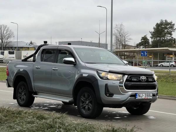 Grey Toyota Hilux 2023 in Rezekne, with an engine capacity of 2.80 L and mileage of 30 thousand km for 46000 €, photo 3 on AUTOMOTO.COM.LV
