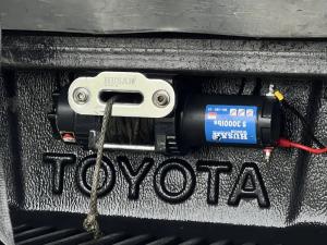 Pelēks Toyota Hilux 2023 Rēzekne, ar dzinēja tilpumu 2.80 L un nobraukumu 30 tūkst. km par 46000 €, foto 24 vietnē AUTOMOTO.COM.LV