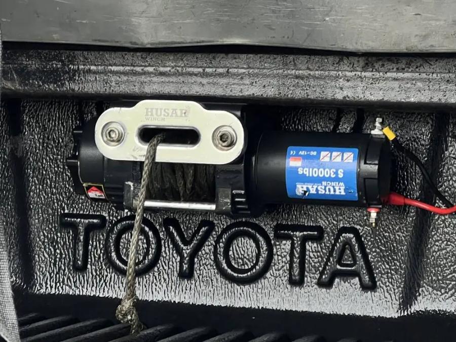 Pelēks Toyota Hilux 2023 Rēzekne, ar dzinēja tilpumu 2.80 L un nobraukumu 30 tūkst. km par 46000 €, foto 24 vietnē AUTOMOTO.COM.LV