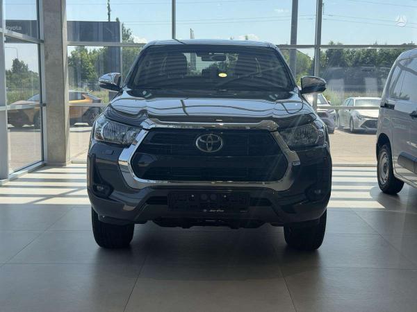 Grey Toyota Hilux 2026 in Panevezys, with an engine capacity of 2.49 L and mileage of 1 thousand km for 37490 €, photo 2 on AUTOMOTO.COM.LV