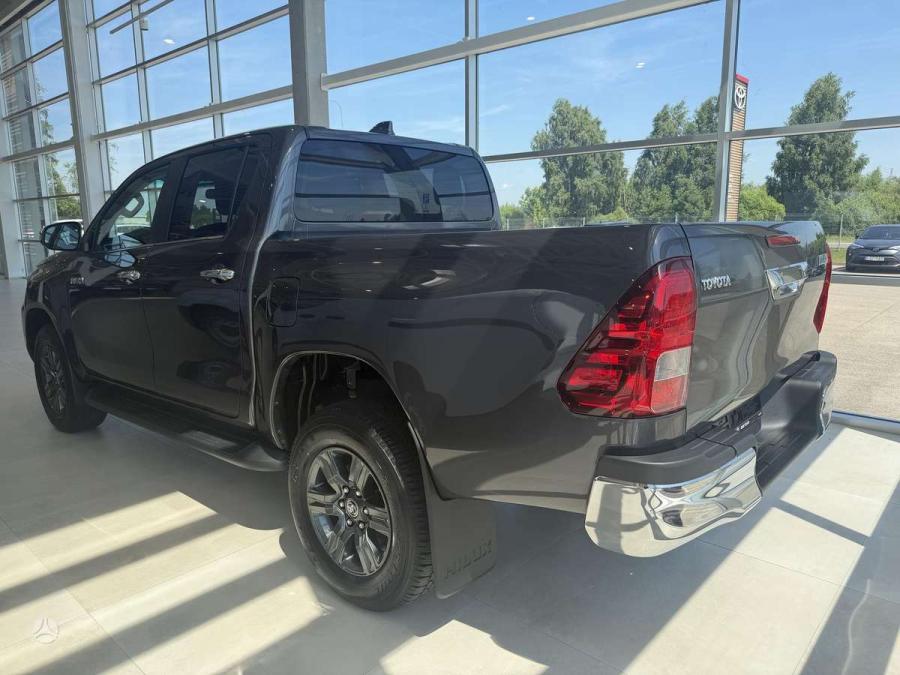 Grey Toyota Hilux 2026 in Panevezys, with an engine capacity of 2.49 L and mileage of 1 thousand km for 37490 €, photo 6 on AUTOMOTO.COM.LV