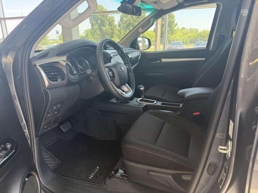 Grey Toyota Hilux 2026 in Panevezys, with an engine capacity of 2.49 L and mileage of 1 thousand km for 37490 €, photo 7 on AUTOMOTO.COM.LV