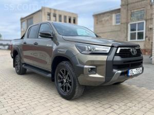 Pelēks Toyota Hilux 2026 Rīga, ar dzinēja tilpumu 2.80 L un nobraukumu 8 tūkst. km par 56750 €, foto  vietnē AUTOMOTO.COM.LV
