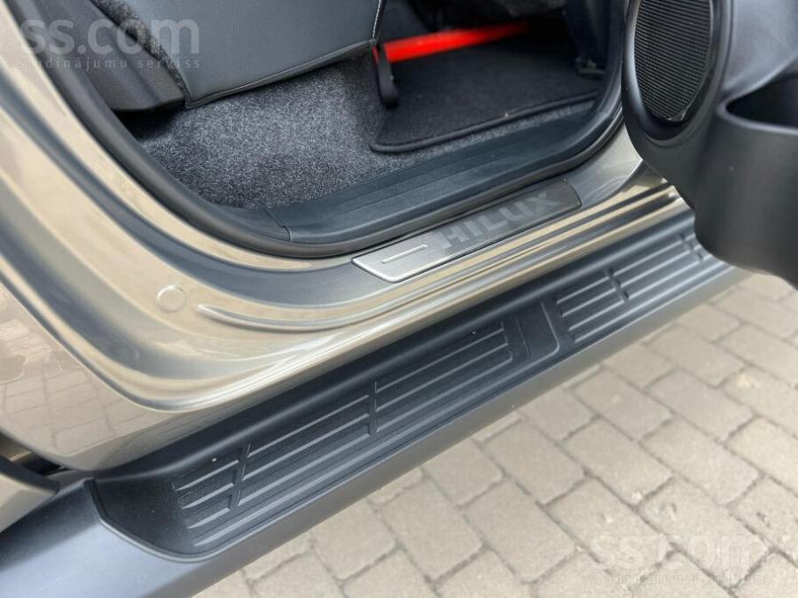 Pelēks Toyota Hilux 2026 Rīga, ar dzinēja tilpumu 2.80 L un nobraukumu 8 tūkst. km par 56750 €, foto 21 vietnē AUTOMOTO.COM.LV