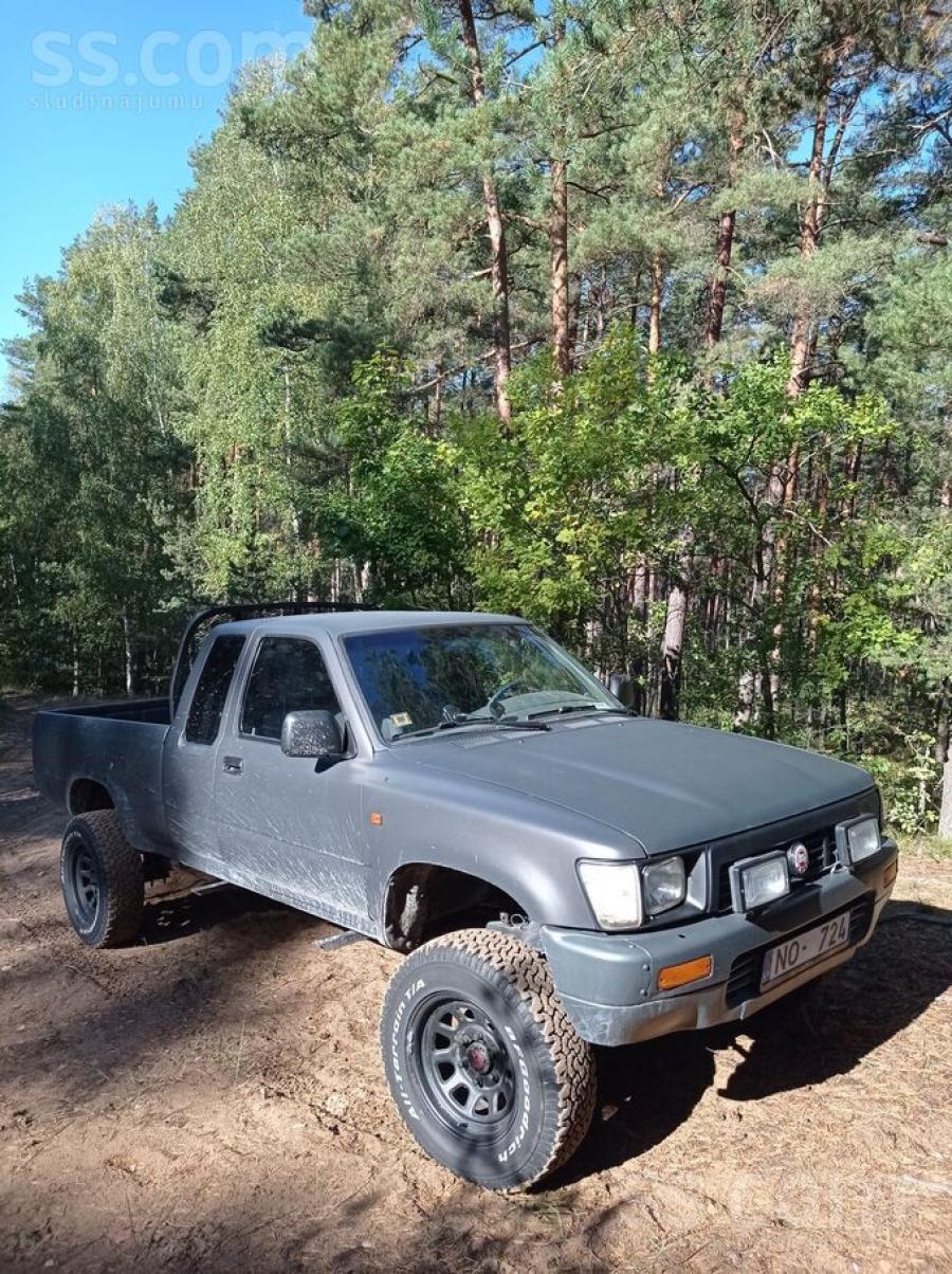 Grey Toyota Hilux 1991 in Riga, with an engine capacity of 2.20 L and mileage of 0 thousand km for 6200 €, photo 2 on AUTOMOTO.COM.LV