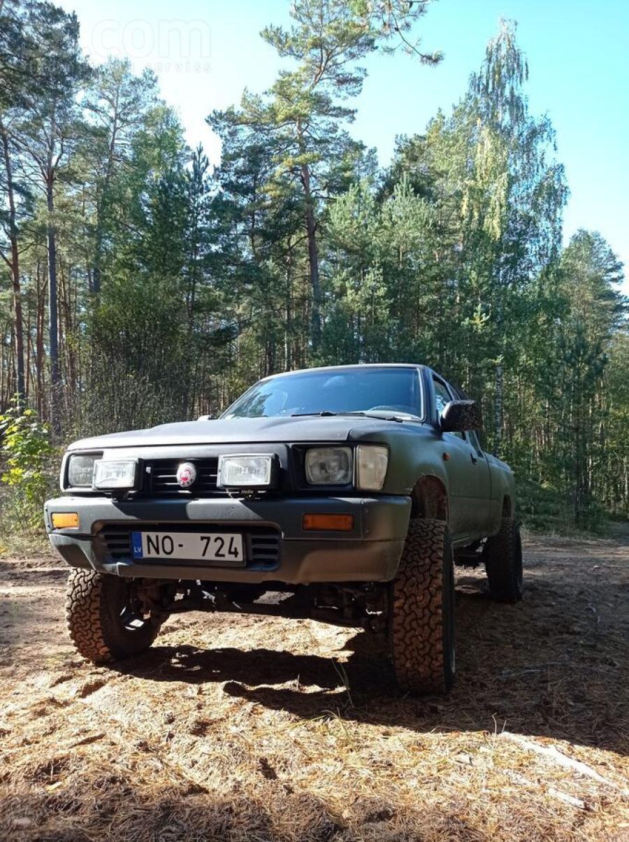 Grey Toyota Hilux 1991 in Riga, with an engine capacity of 2.20 L and mileage of 0 thousand km for 6200 €, photo 3 on AUTOMOTO.COM.LV