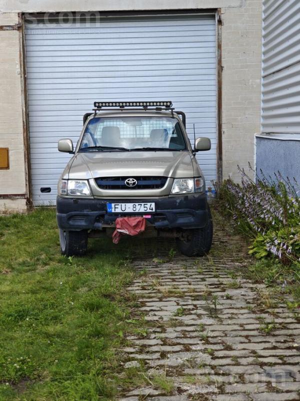 Grey Toyota Hilux 2003 in Jelgava, with an engine capacity of 2.50 L and mileage of 405 thousand km for 4500 €, photo 2 on AUTOMOTO.COM.LV