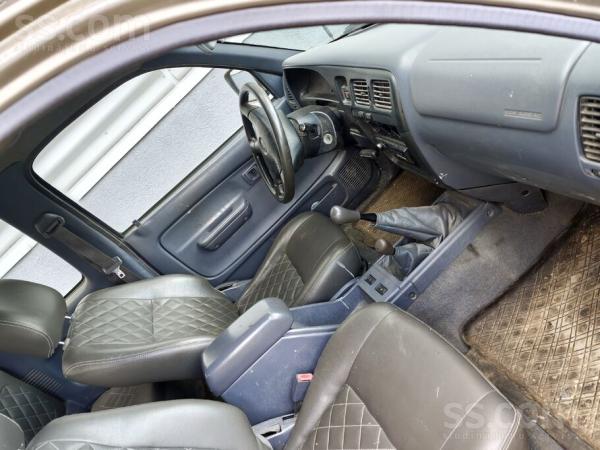 Grey Toyota Hilux 2003 in Jelgava, with an engine capacity of 2.50 L and mileage of 405 thousand km for 4500 €, photo 4 on AUTOMOTO.COM.LV