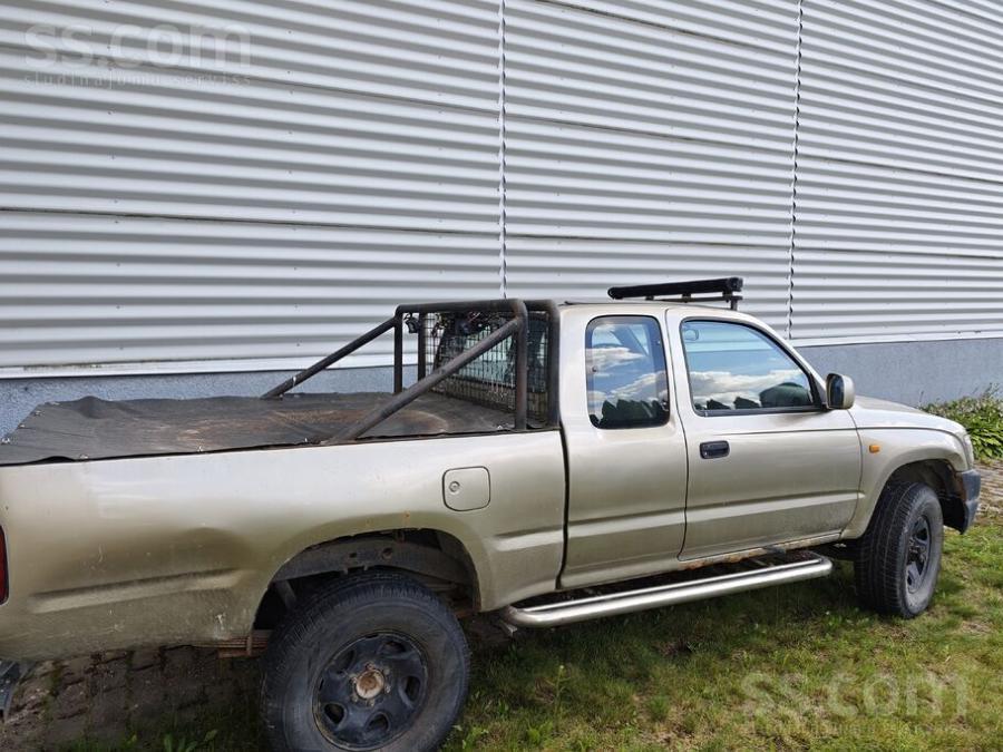 Grey Toyota Hilux 2003 in Jelgava, with an engine capacity of 2.50 L and mileage of 405 thousand km for 4500 €, photo 6 on AUTOMOTO.COM.LV