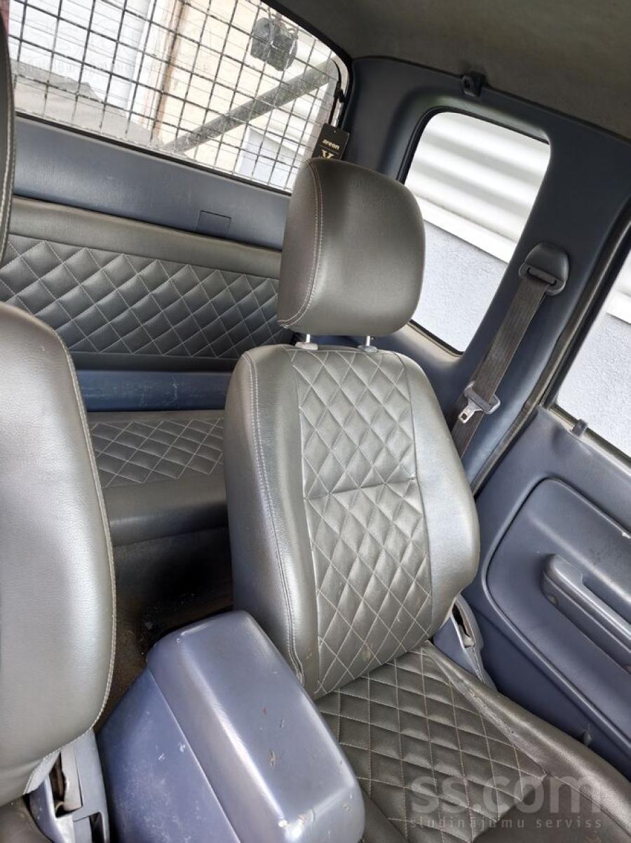 Grey Toyota Hilux 2003 in Jelgava, with an engine capacity of 2.50 L and mileage of 405 thousand km for 4500 €, photo 4 on AUTOMOTO.COM.LV