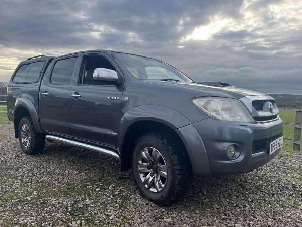 Pelēks Toyota Hilux 2010 Raseiniai, ar dzinēja tilpumu 2.98 L un nobraukumu 200 tūkst. km par 5700 €, foto 1 vietnē AUTOMOTO.COM.LV
