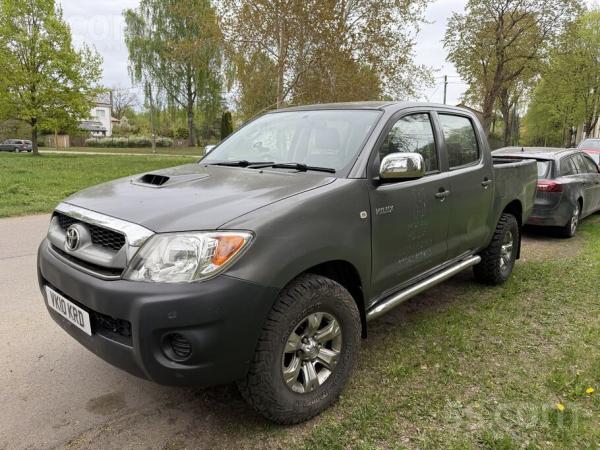 Pelēks Toyota Hilux 2010 Rīga, ar dzinēja tilpumu 2.50 L un nobraukumu 301 tūkst. km par 5400 €, foto 1 vietnē AUTOMOTO.COM.LV