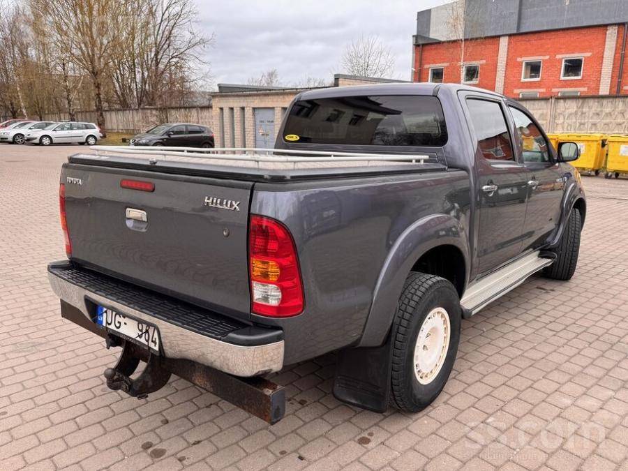 Grey Toyota Hilux 2011 in Riga, with an engine capacity of 3.00 L and mileage of 293 thousand km for 14200 €, photo 3 on AUTOMOTO.COM.LV