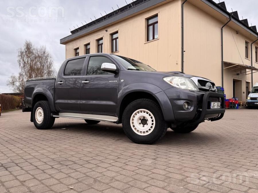 Grey Toyota Hilux 2011 in Riga, with an engine capacity of 3.00 L and mileage of 293 thousand km for 12800 €, photo 1 on AUTOMOTO.COM.LV
