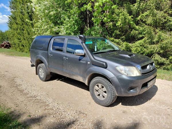 Pelēks Toyota Hilux 2011 Rīga, ar dzinēja tilpumu 2.50 L un nobraukumu 411 tūkst. km par 10000 €, foto 1 vietnē AUTOMOTO.COM.LV