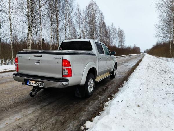 Grey Toyota Hilux 2012 in Balvi, with an engine capacity of 3.00 L and mileage of 273 thousand km for 16300 €, photo 3 on AUTOMOTO.COM.LV