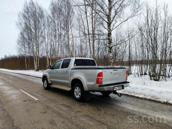 Grey Toyota Hilux 2012 in Balvi, with an engine capacity of 3.00 L and mileage of 273 thousand km for 16300 €, photo 4 on AUTOMOTO.COM.LV