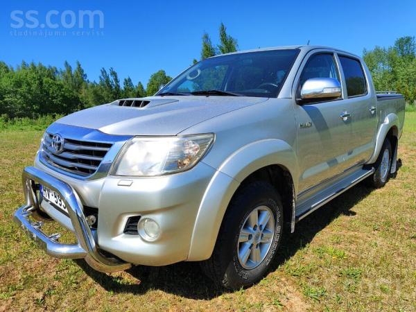 Grey Toyota Hilux 2012 in Aluksne, with an engine capacity of 3.00 L and mileage of 273 thousand km for 16000 €, photo 3 on AUTOMOTO.COM.LV