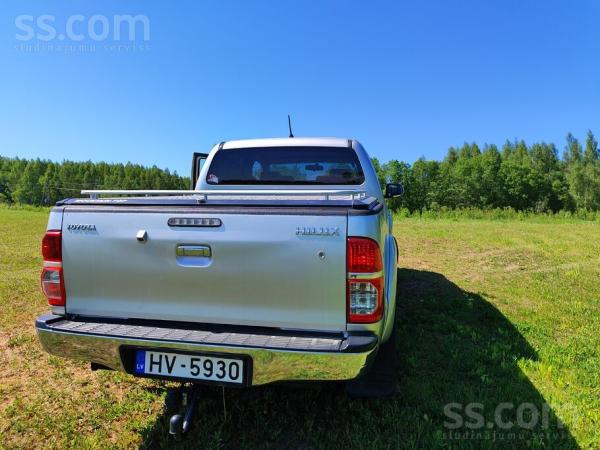 Grey Toyota Hilux 2012 in Aluksne, with an engine capacity of 3.00 L and mileage of 273 thousand km for 16000 €, photo 5 on AUTOMOTO.COM.LV