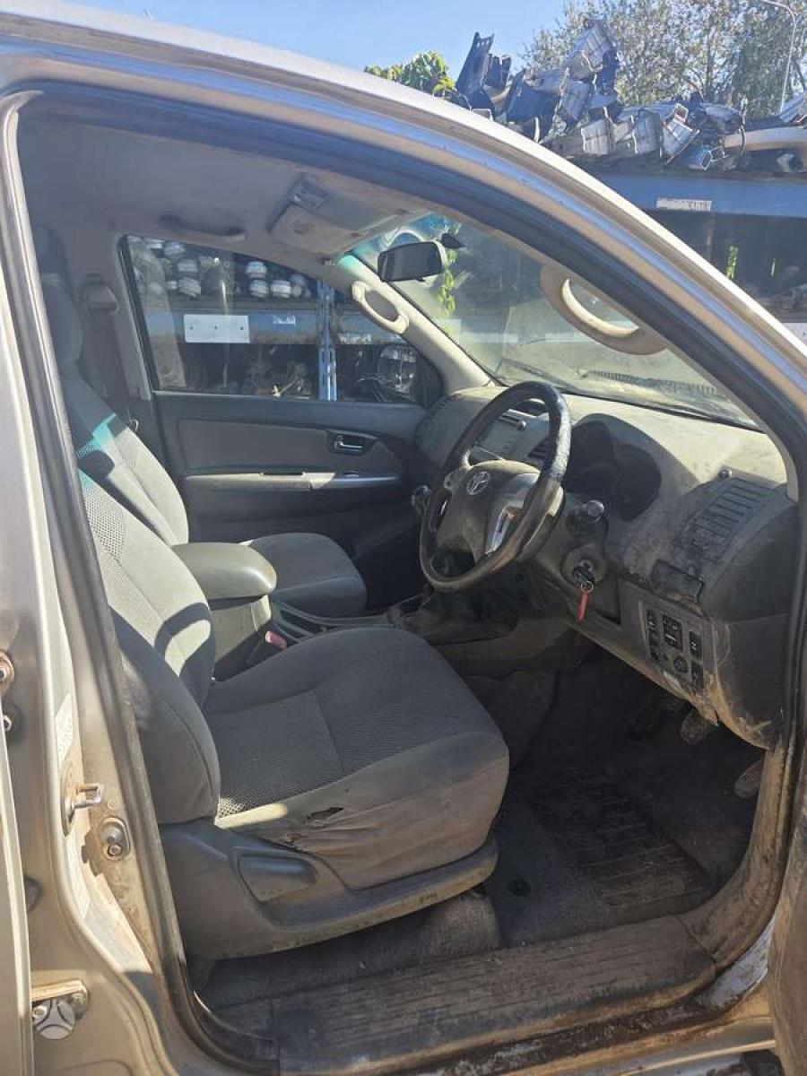 Pelēks Toyota Hilux 2012 Šauļi, ar dzinēja tilpumu 0.00 L un nobraukumu 342 tūkst. km par 3700 €, foto 7 vietnē AUTOMOTO.COM.LV