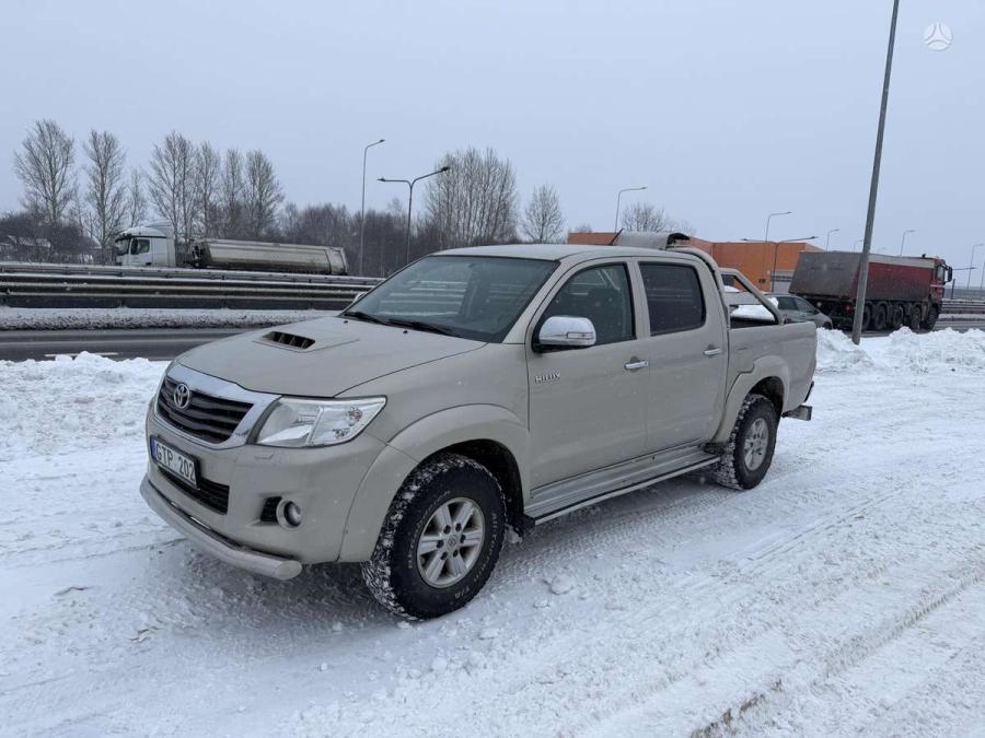Grey Toyota Hilux 2013 in Vilnius, with an engine capacity of 2.49 L and mileage of 239 thousand km for 12700 €, photo 1 on AUTOMOTO.COM.LV
