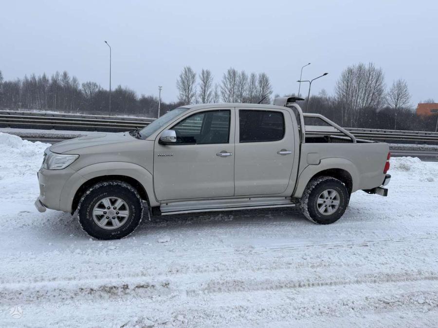 Grey Toyota Hilux 2013 in Vilnius, with an engine capacity of 2.49 L and mileage of 239 thousand km for 12700 €, photo 2 on AUTOMOTO.COM.LV