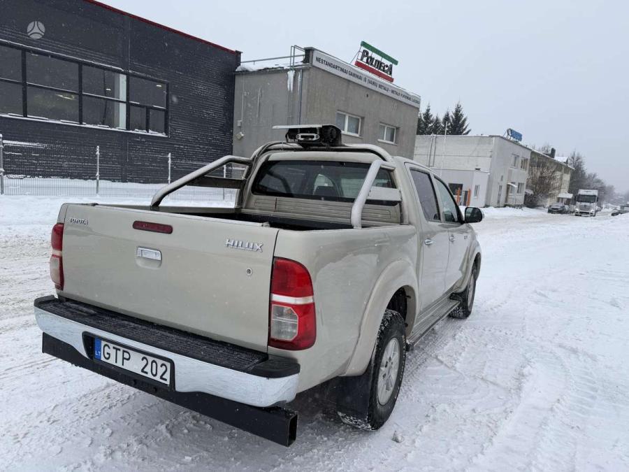 Grey Toyota Hilux 2013 in Vilnius, with an engine capacity of 2.49 L and mileage of 239 thousand km for 12700 €, photo 12 on AUTOMOTO.COM.LV