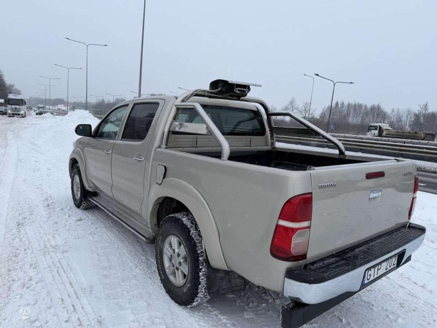 Grey Toyota Hilux 2013 in Vilnius, with an engine capacity of 2.49 L and mileage of 239 thousand km for 12700 €, photo 14 on AUTOMOTO.COM.LV