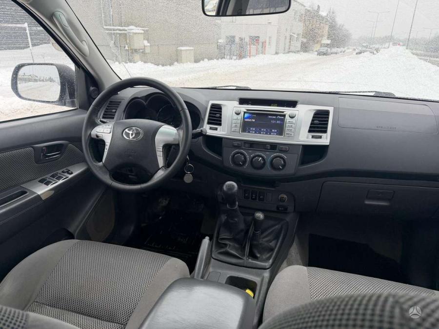 Grey Toyota Hilux 2013 in Vilnius, with an engine capacity of 2.49 L and mileage of 239 thousand km for 12700 €, photo 17 on AUTOMOTO.COM.LV