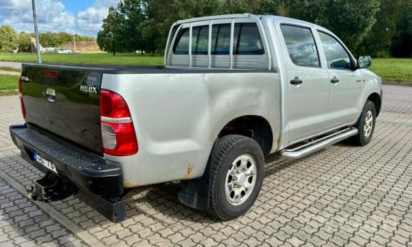 Grey Toyota Hilux 2013 in Ventspils, with an engine capacity of 2.50 L and mileage of 295 thousand km for 9000 €, photo 4 on AUTOMOTO.COM.LV