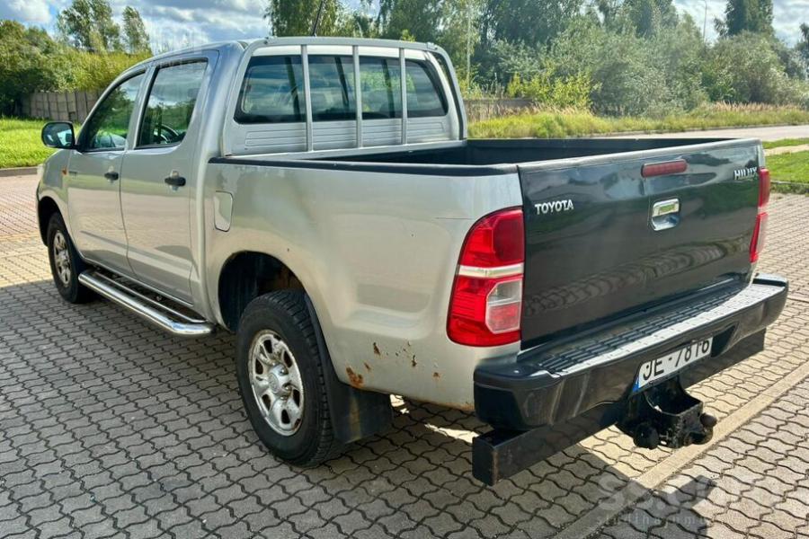 Grey Toyota Hilux 2013 in Ventspils, with an engine capacity of 2.50 L and mileage of 295 thousand km for 9000 €, photo 5 on AUTOMOTO.COM.LV