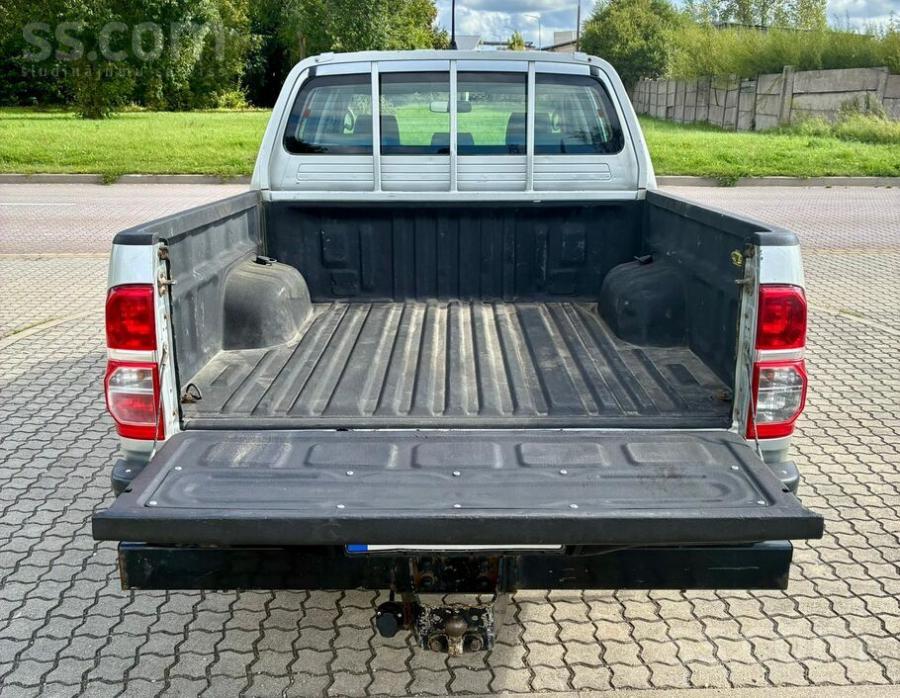 Grey Toyota Hilux 2013 in Ventspils, with an engine capacity of 2.50 L and mileage of 295 thousand km for 9000 €, photo 8 on AUTOMOTO.COM.LV