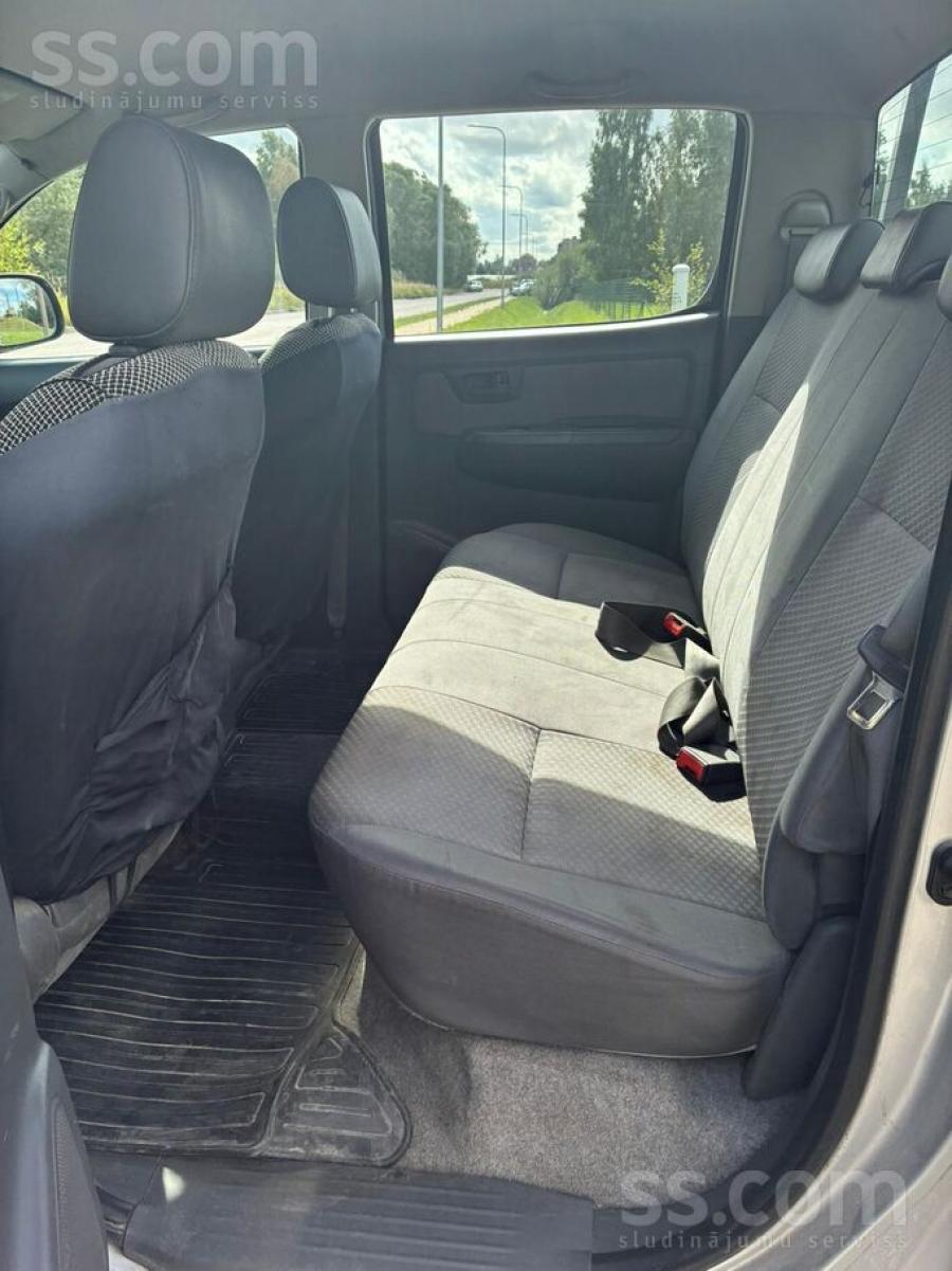 Grey Toyota Hilux 2013 in Ventspils, with an engine capacity of 2.50 L and mileage of 295 thousand km for 9000 €, photo 9 on AUTOMOTO.COM.LV