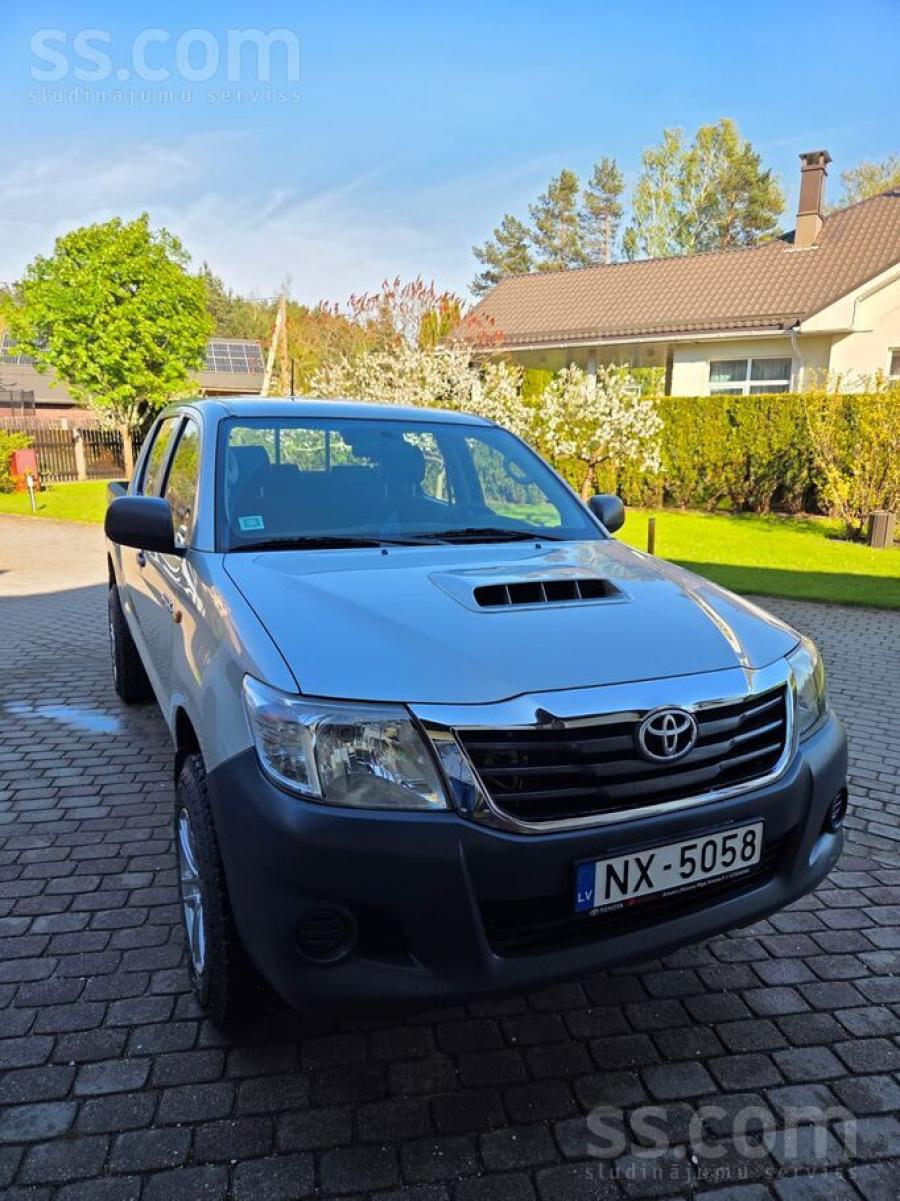 Grey Toyota Hilux 2014 in Riga, with an engine capacity of 2.50 L and mileage of 91 thousand km for 16000 €, photo 1 on AUTOMOTO.COM.LV