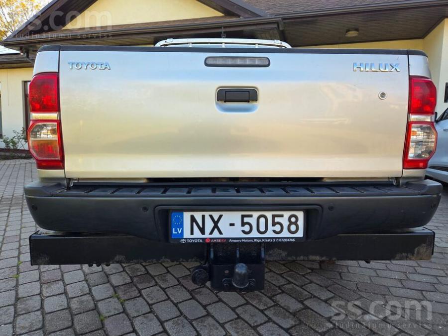 Grey Toyota Hilux 2014 in Riga, with an engine capacity of 2.50 L and mileage of 91 thousand km for 16000 €, photo 3 on AUTOMOTO.COM.LV